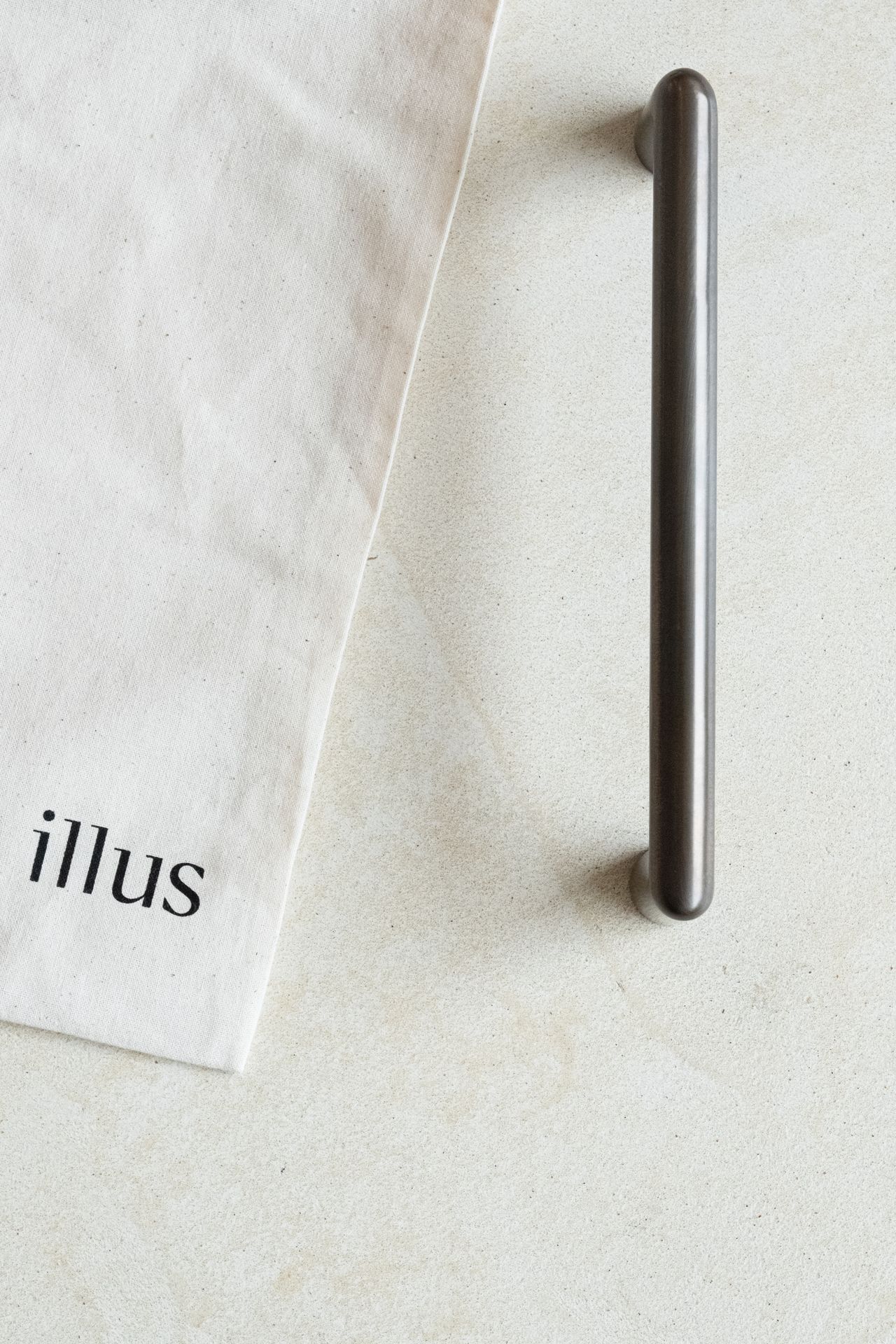 Large Pull Handle | Illus